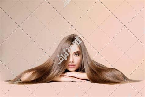 نمایی از موهای بلند و صاف دختر جوان مدلینگ
