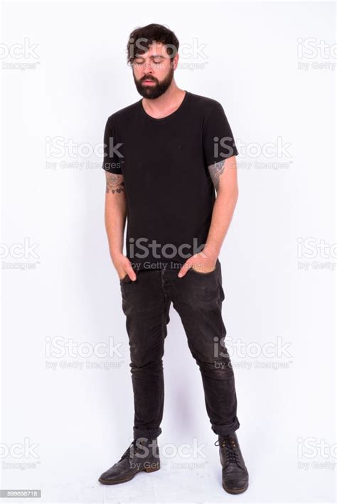 파란 눈과 문신 흰색 배경에 서 있는 잘생긴 수염된 남자의 전체 길이 총 심각한에 대한 스톡 사진 및 기타 이미지 심각한 흰색 배경 남자 Istock