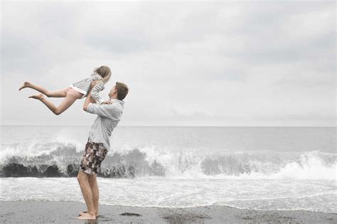 Vater Spielt Mit Seiner Tochter Am Strand Lizenzfreies Stockfoto