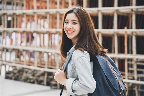 그녀의 여름 휴가 여행 배낭과 여자 여행자 여름 휴가 여행 목적지 개념입니다 가방에 대한 스톡 사진 및 기타 이미지 가방 관광 관광객 Istock