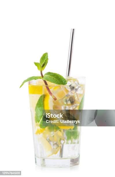 흰색 바탕에 금속 짚이있는 유리에 레몬과 얼음을 넣은 모히토 냉동식품에 대한 스톡 사진 및 기타 이미지 냉동식품 감귤류 과일 건강한 식생활 Istock