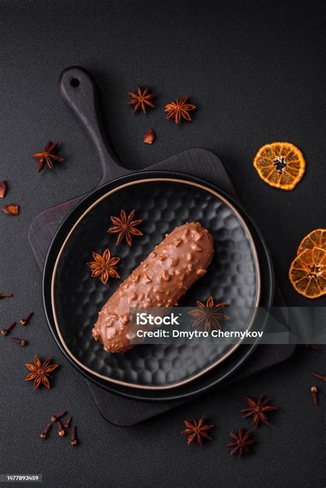 맛있는 신선한 에클레어 케이크 또는 초콜릿과 견과류를 곁들인 프로피테롤 0명에 대한 스톡 사진 및 기타 이미지 0명 갈색 거품 내기 Istock