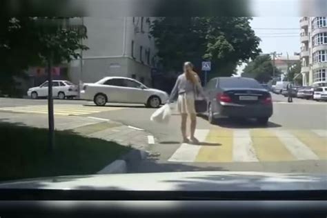 路怒症美女遇上女司机，一言不合直接开打！监控拍下精彩瞬间