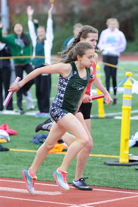 Ews Olivia Meader Yetter Wins The 4x400 Relay By A Nose My Edmonds News