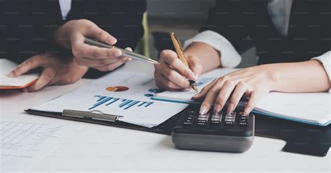 스타트업 비즈니스 팀 동료 회의 계획 전략 분석 재무 문서 계산기로 새로운 계획 논의 사진 Unsplash의 태국 이미지