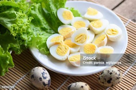 삶은 계란 음식 흰 접시에 메추라기 알 신선한 메추라기 알과 나무 테이블 배경에 야채 고수풀이 있는 아침 식사 계란 갈색에 대한 스톡 사진 및 기타 이미지 Istock