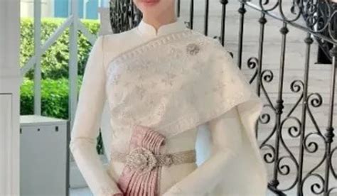 รวมรูปภาพของ ส่อง 5 ดาราสาวคนดัง สวมชุดไทยงามสง่าสวยออร่าประกายในวันวิวาห์ รูปที่ 3 จาก 41