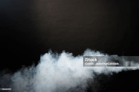 흰 연기와 검은 배경에 안개 밀도 솜 털 퍼프 추상화 연기 구름 개념에 대한 스톡 사진 및 기타 이미지 개념 공기 오염 긁힌 Istock