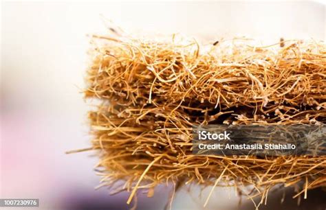 코코넛 섬유는 매트리스 코코넛 섬유입니다 강판된 코코넛 매트리스의 생산을 위한 포탄입니다 텍스처 자연 배경입니다 0명에 대한 스톡 사진 및 기타 이미지 Istock