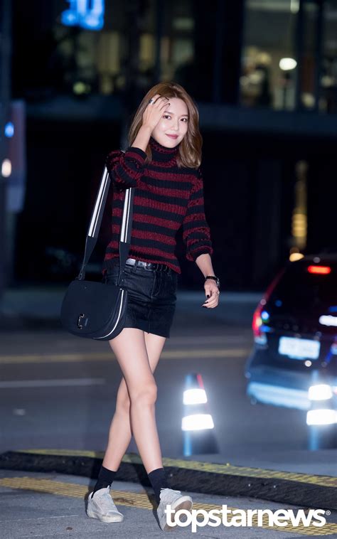 [hd포토] 소녀시대 Snsd 수영 ‘미니 스커트로 완벽 각선미 과시 김혜진 기자 톱스타뉴스