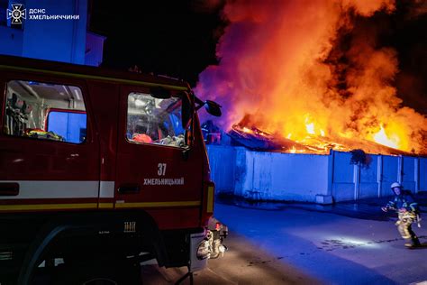 У Хмельницькому рятувальники ліквідували масштабну пожежу в недіючій будівлі Незалежний