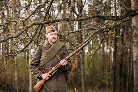숲에서 제 2 차 세계 대전의 소총 무기로 러시아 소련 보병 군인으로 옷을 입고 다시 헌법적의 초상화 World War Ii에 대한 스톡 사진 및 기타 이미지 Istock