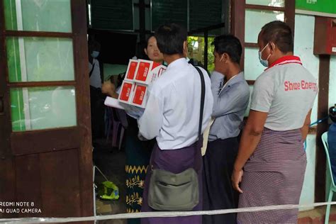 နွားထိုးကြီးမြို့နယ်၌ မဲလက်မှတ်များနှင့် ဆက်စပ်ပစ္စည်းများထုတ်ပေး Information And Public