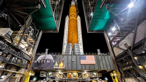 How Nasas New Megarocket Stacks Up Against Its Legendary Apollo Predecessor Mashable