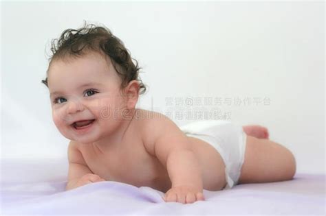 白色高清图片 微笑的婴儿躺在床上 微笑的婴儿躺在床上图片免费下载 5109018616 千图网pro