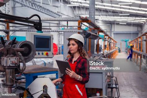 디지털 태블릿으로 작업하는 젊은 여성 유지 보수 엔지니어 20 24세에 대한 스톡 사진 및 기타 이미지 20 24세 건설 산업 검사 보기 Istock
