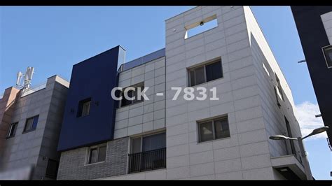 7831 화이트 화강석 무광 마감 파란색 금속 골강판 검은색 롱브릭 멋진 3층 다세대 상가주택 빌라 디자인 예쁜 건물 외벽 흰색 석재 외장 시공 화강암 리모델링