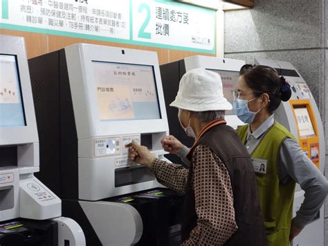 大林慈院引進新型自動繳費機 支援虛擬健保卡