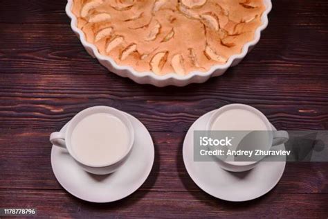 빨간 나무 배경에 잘 익은 사과의 수제 파이 큰 사과 파이와 우유 2 컵 마호가니 나무 타벨에 과일 케이크 0명에 대한 스톡