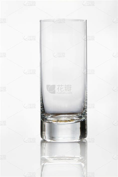 白色背景的空玻璃杯