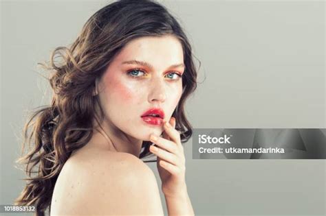 화려한 메이크업 여자 얼굴 아름 다운 갈색 머리 여름 메이크업 뷰티 패션 여자 모델 핑크 입술 가루로 빻은에 대한 스톡 사진 및 기타 이미지 Istock