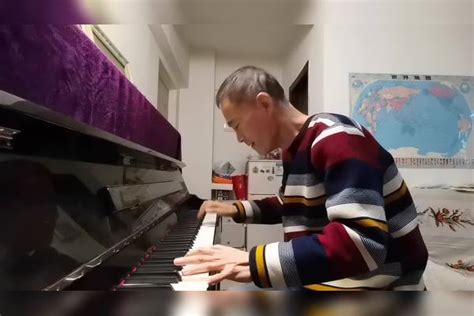 蜗牛与黄鹂鸟即兴演奏大叔钢琴由陈弘文作词左宏元作曲银霞演唱发行于1979年 左宏元 银霞 陈弘