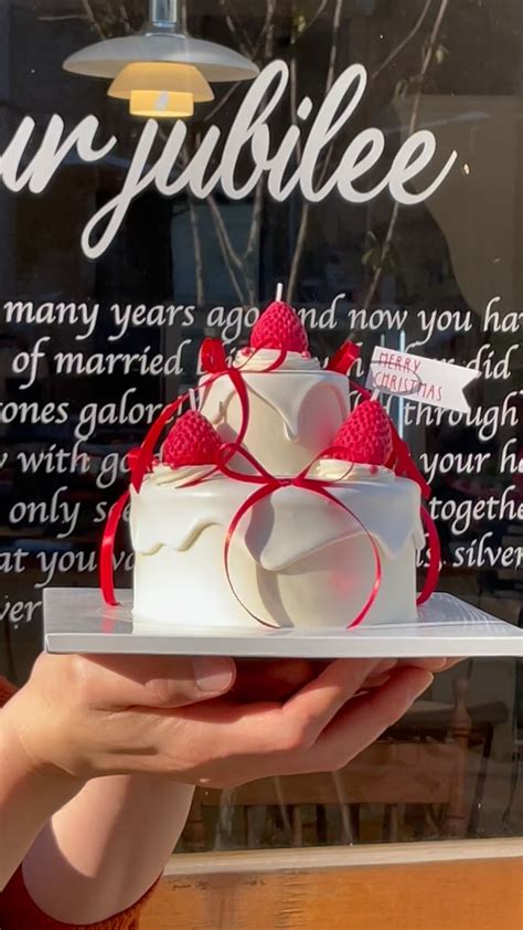 서울 디저트 카페 커스텀 레터링 주문제작 케이크 아우어쥬빌리 두둥♥️♥️♥️♥️ 크리스마스 케이크and클래스 오픈은 30토요일에 오픈됩니다🧑🏻‍🎄 결혼이 일주일 남아서