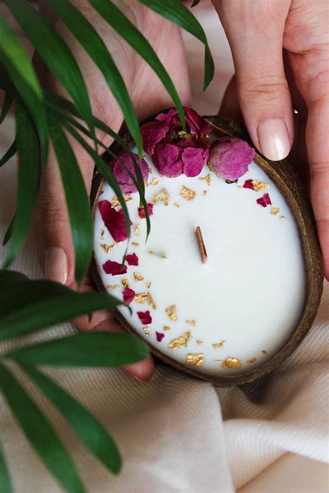 Ароматическая свеча из соевого воска в кокосовой скорлупе Аромат Кокос и Шоколад Ручная