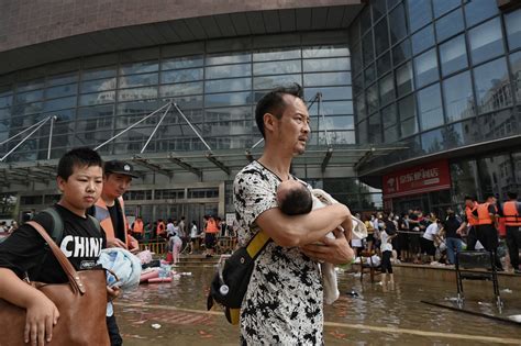 河南暴雨救援丨卫辉新医一附院告急家属抱婴儿紧急转移 快看 澎湃新闻 The Paper