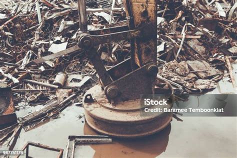 금속 재활용 공장 자기 굴 착 기를 사용 하 여 전자석 크레인 Metalcolor 빈티지 스타일 유지 0명에 대한 스톡 사진 및