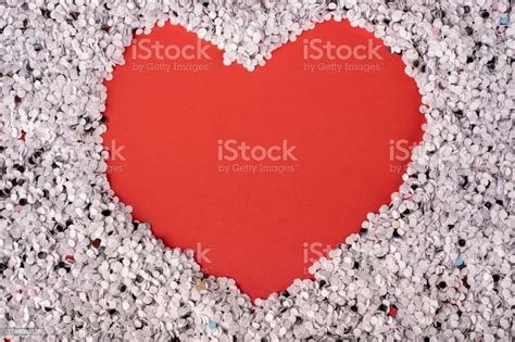빨간 배경에 하트를 형성하는 작은 백서 조각 성 발렌타인 데이의 개념 2월에 대한 스톡 사진 및 기타 이미지 2월 고급 요리 그릇 Istock