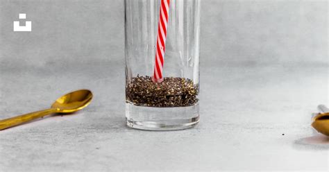 유리에서 튀어 나온 빨간색과 흰색 줄무늬 빨대 사진 Unsplash의 무료 마야 이미지