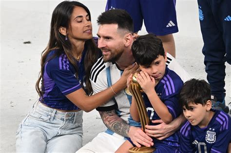 Lionel Messis Wife Antonela Roccuzzo Kisses Him After World Cup