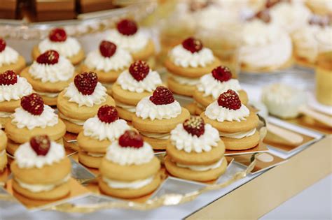 웨딩 캔디 바 테이블 크림과 딸기 및 기타 과자가 들어간 케이크 고품질 사진 결혼식에 대한 스톡 사진 및 기타 이미지 결혼식 공휴일 과일 Istock