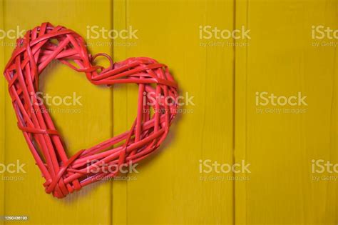 나무 노란색 보드의 배경에 짠 천연 소재에서 붉은 색의 심장 비문에 대 한 장소가 있다 2월에 대한 스톡 사진 및 기타 이미지 2월 강림절 개념 Istock