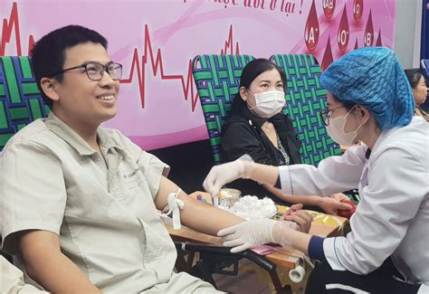 Gương những công nhân lao động tham gia hiến máu cứu người Tổng liên