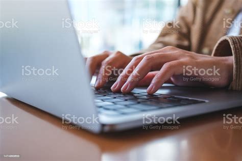 랩톱 컴퓨터 키보드에서 작업하고 입력하는 여성의 클로즈업 이미지 35 39세에 대한 스톡 사진 및 기타 이미지 35 39세 가정 생활 개념 Istock
