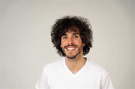 행복한 얼굴 아름다운 미소와 재미있는 헤어 스타일과 매력적인 젊은 모델의 초상화 20대 의 잘생긴 밀레니얼 세대 남자 스튜디오 샷 사람 패션과 인간의 얼굴 표정과 감정에서