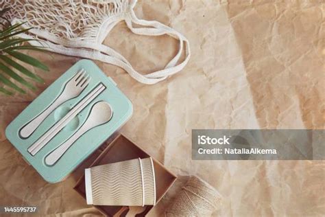 친환경 플라스틱 프리 지속 가능한 식기 천연 소재의 판지 컵 구겨진 종이에 에코 쇼핑백 폐기물 제로 지속 가능한 라이프스타일 0에 대한 스톡 사진 및 기타 이미지 Istock