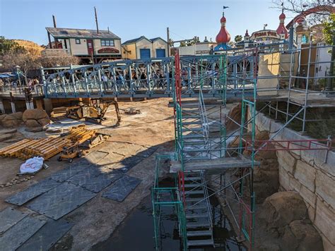 Empty Lake At Dca Disney California Adventure R Mildlyinteresting