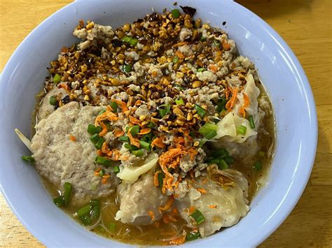 ก๋วยเตี๋ยวต้มยำหมูล้วน • เกี๊ยวต้ม ร้าน เล็กใหญ่ ก๋วยเตี๋ยวต้มยำโบราณ