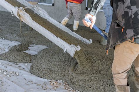 콘크리트 혼합 트럭에서 콘크리트 포장 도로를 만들기 위해 콘크리트를 붓고 있습니다 Charitable Foundation에 대한