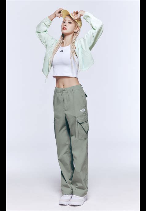 스포티한 전소미 노스페이스 회색 민소매 묵직한 가슴라인