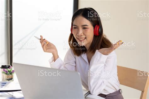 집에서 노트북에서 일하고 화상 통화를 통해 친구들과 채팅하는 여성 25 29세에 대한 스톡 사진 및 기타 이미지 25 29세 가정 생활 공부 Istock