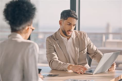 비즈니스 노트북을 가진 남녀 디지털 계획 핀테크 또는 사무실을 위한 관리 및 대화 직원 남성 리더 또는 장치를 가진 여성 비서 온라인 읽기 또는 웹 사이트 데이터 업데이트