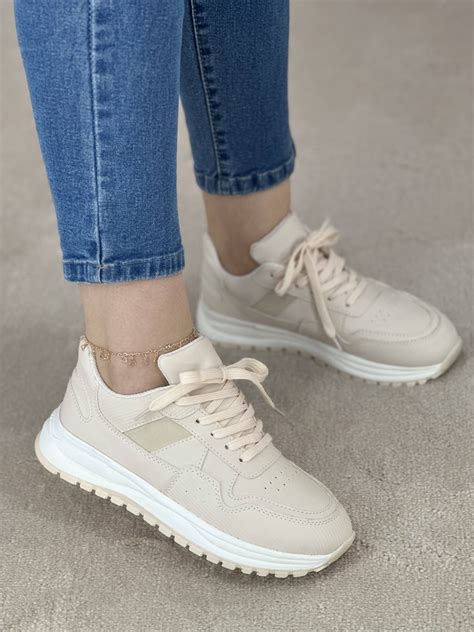 چشمک کتونی انواع کفش های دخترانه و زنانه