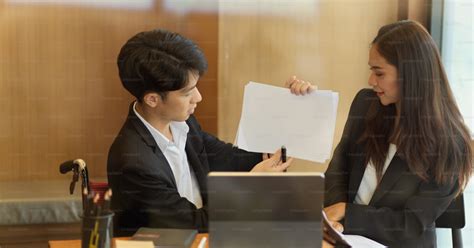 사무실에서 여성 파트너와 함께 디지털 태블릿을 통해 온라인 회의에서 자신의 작업을 발표하는 장애인 사업가 휠체어에 남자 사진 Unsplash의 실내 이미지