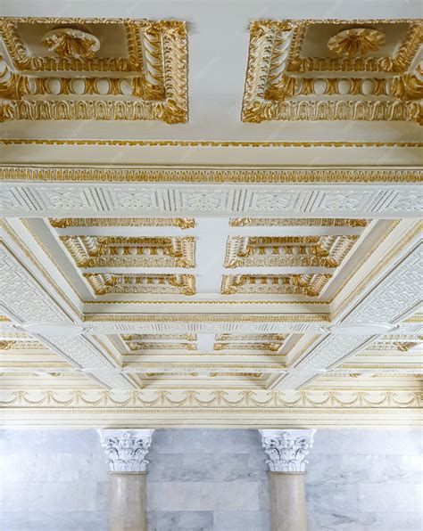 Plafond Long En Plâtre Doré Avec Moulures En Plâtre Photo Premium