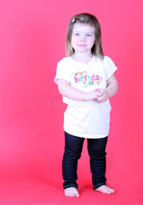 Ragazza Graziosa Del Bambino Che Tiene Le Sue Mani Immagine Stock