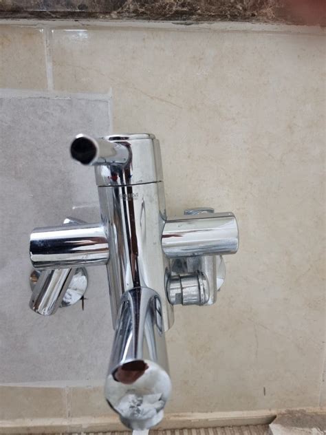 아럐 사진처럼 비뚤어진 수도꼭지를 바로하려면 지식in